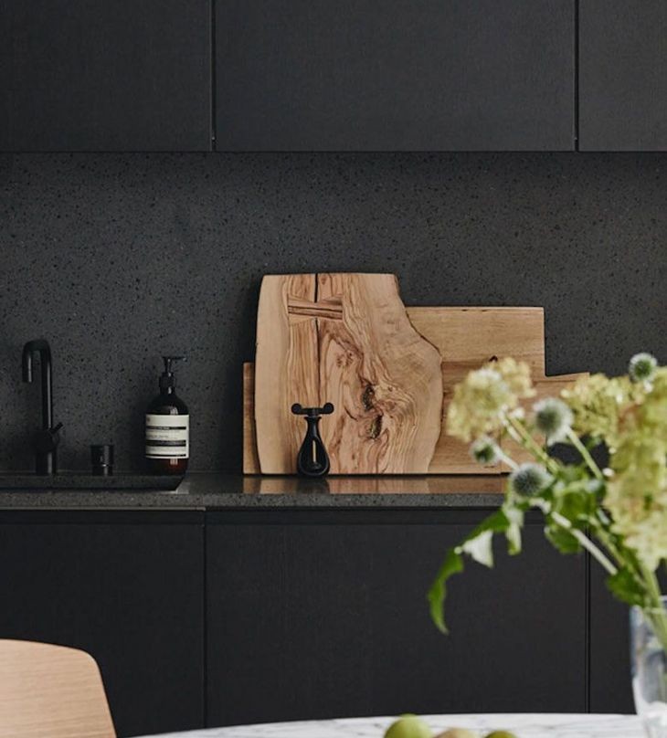 30 de idei de decorare a unei bucatarii in negru - Cozzy.ro