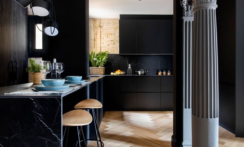30 de idei de decorare a unei bucatarii in negru - Cozzy.ro