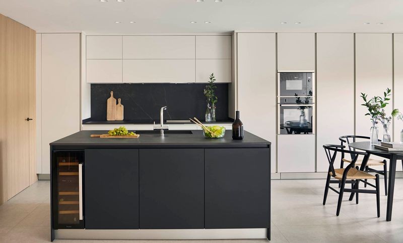 30 de idei de decorare a unei bucatarii in negru - Cozzy.ro