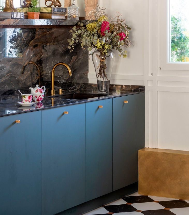 30 de idei de decorare a unei bucatarii in negru - Cozzy.ro