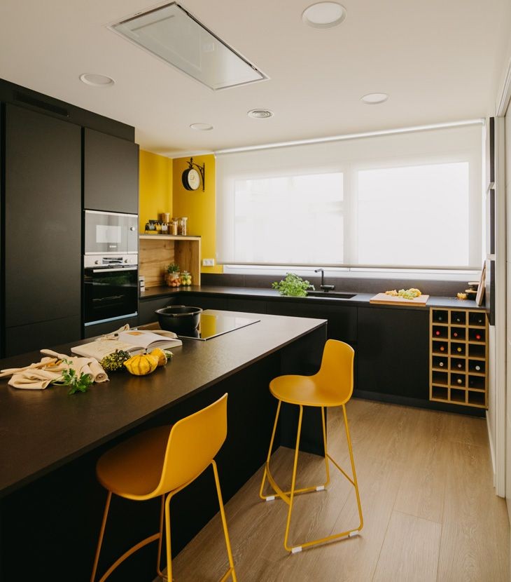 30 de idei de decorare a unei bucatarii in negru - Cozzy.ro